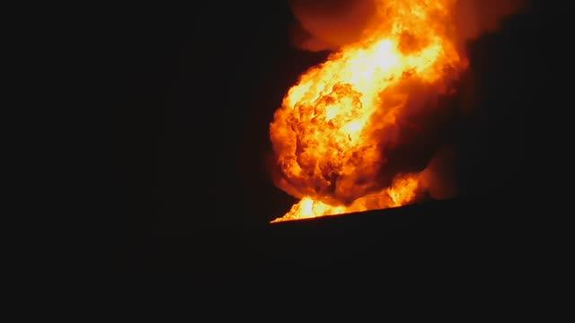 Факел на НПЗ в Капотне сегодня ночью 8 августа 2022