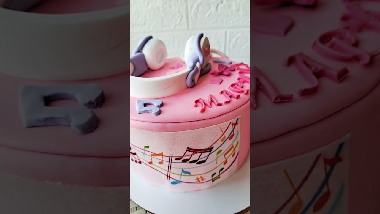 Торт для любительницы музыки и караоке