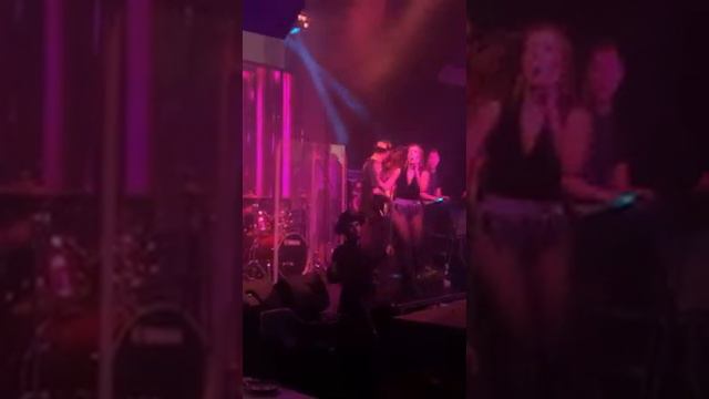 Вокалистка Александра