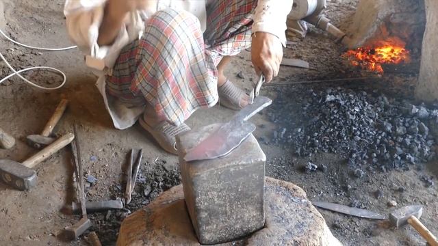 Удивительные навыки изготовления ножей старого кузнеца.