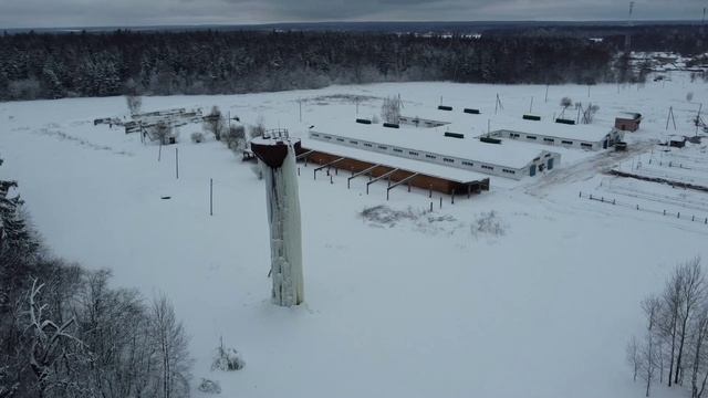 Деревенская водонапорная башня зимой