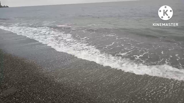 Море,горы и курортный городок в декабре.