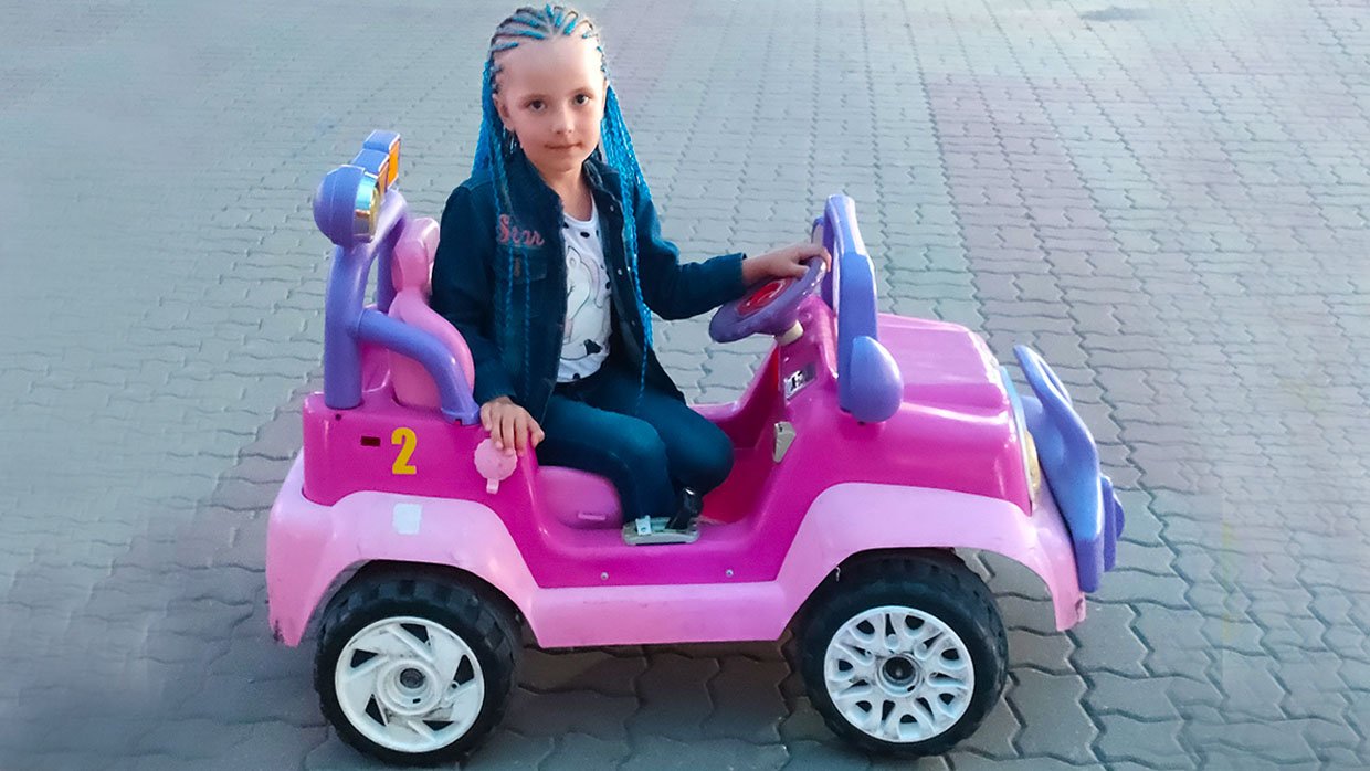 Ура! Каникулы! СОФИЯ В ПАРКЕ АТТРАКЦИОНОВ катается на машинке, каруселях и выигрывает приз!