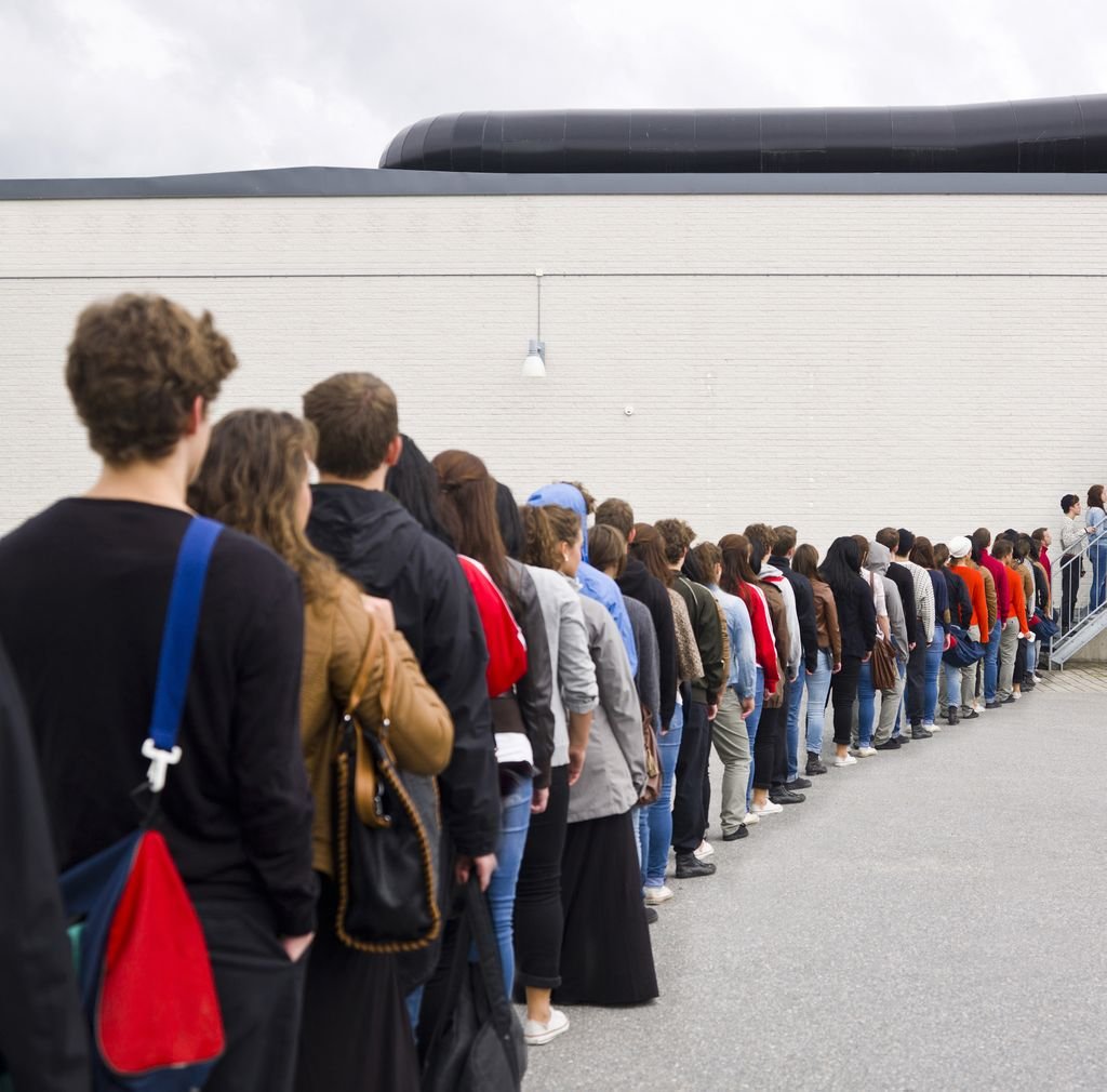 Как стоять в очереди.mp4