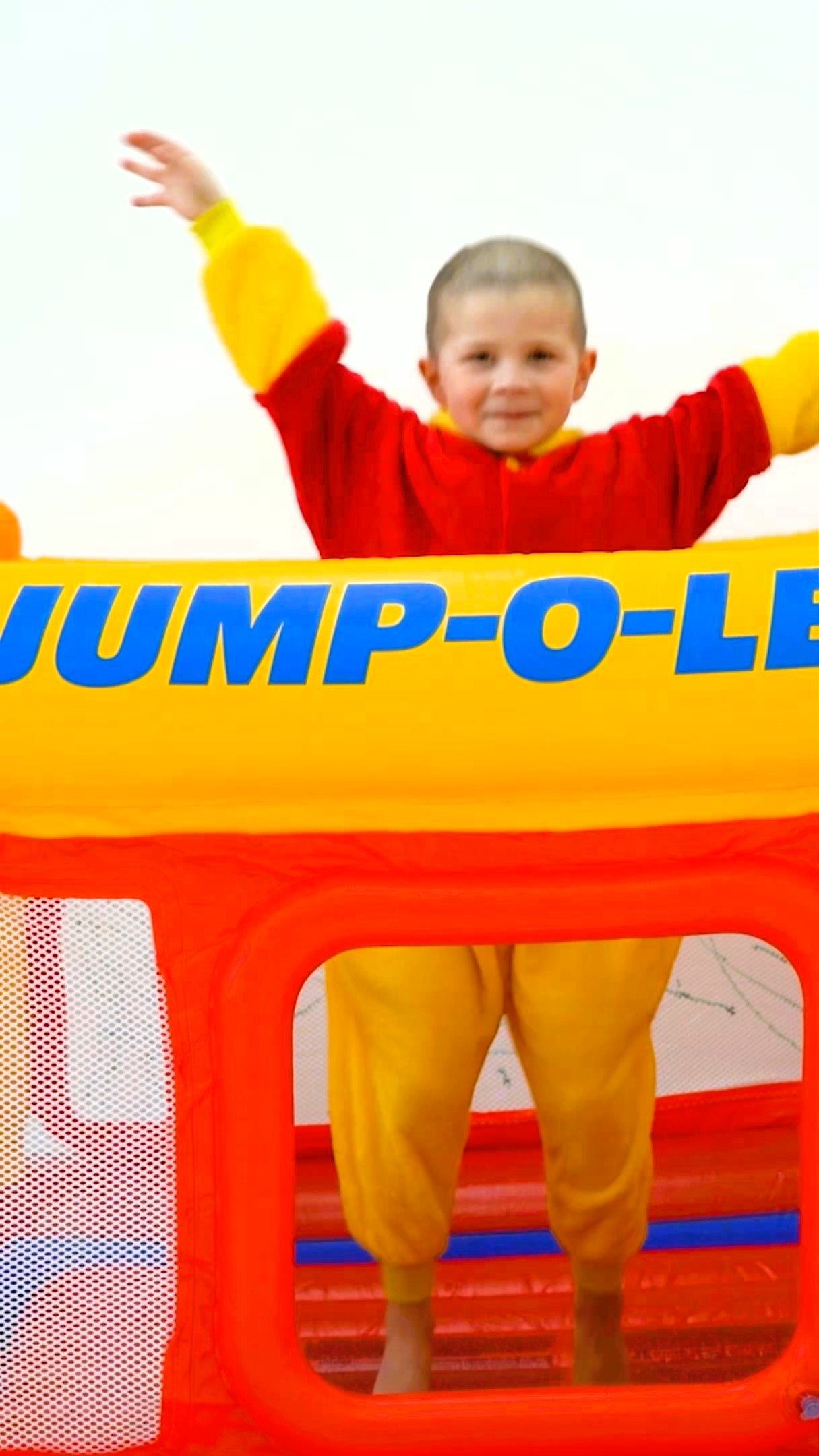 Надувной батут прыгаем