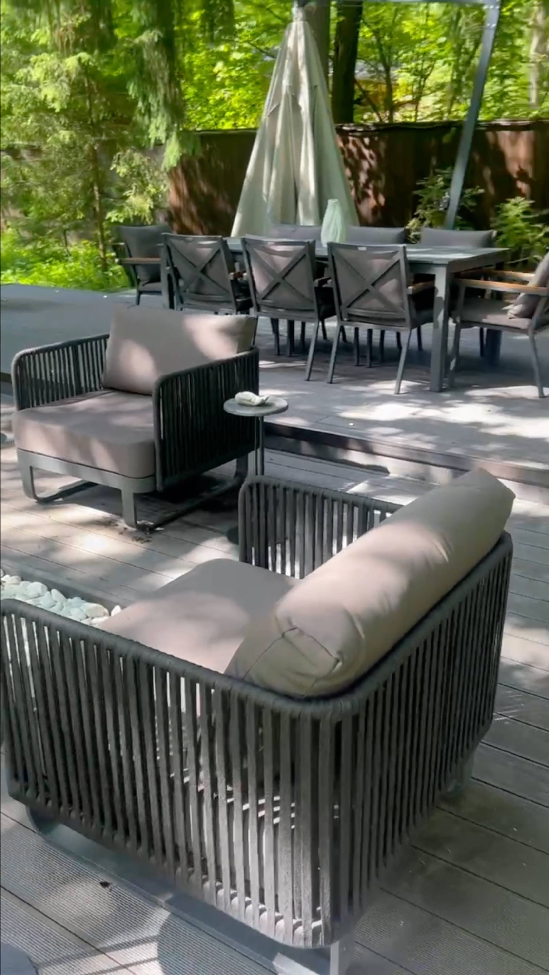 "Уникальная терраса 57 кв.м: Кострище, Дерево, Свет и Гриль – Ваша Идеальная Зона Отдыха!"