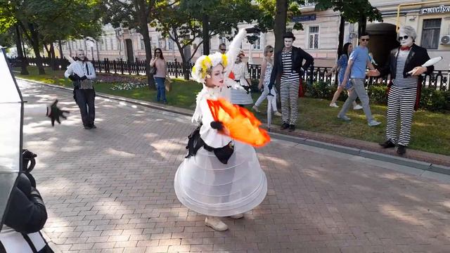 Московская неделя моды Уличные артисты на Рождественском бульваре 3