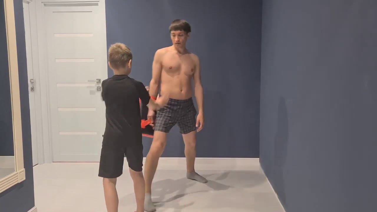 Отработка ударов из клинча в домашних условиях