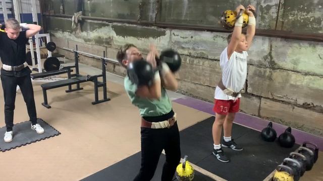 Гиревой спорт - мы работаем и немного устали.