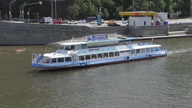 Пассажирский теплоход для внутригородских и пригородных линий "Алина Браво".