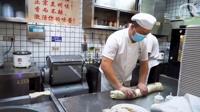 Chinese Street Food -Food Stall Egg Fried Rice，Hand-Pulled Noodles with Beef