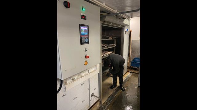 2 в 1-м. Камера дефростации (дефростер ДВК) ночью и камера вяления и сушки (УВР-4) днем.