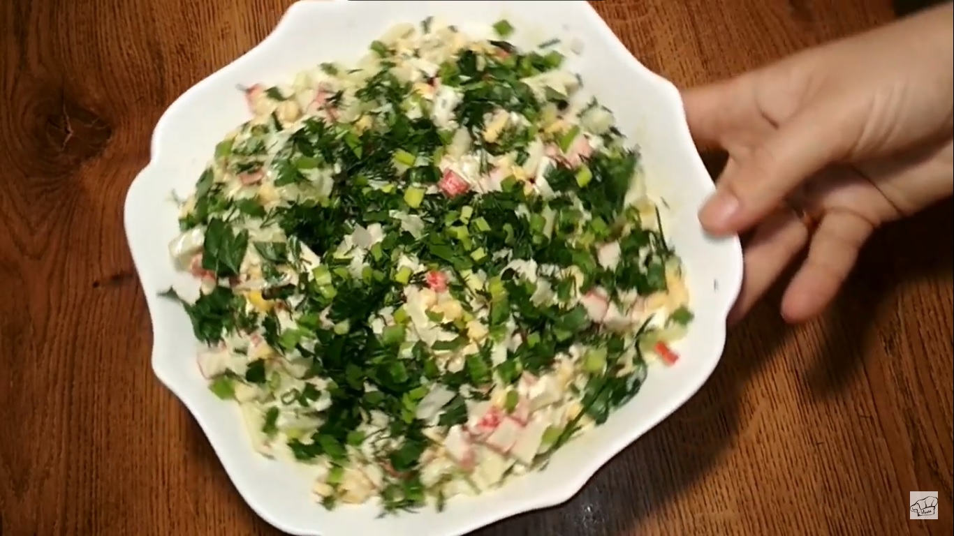 Вкусный салат с огурцами и кукурузой.
