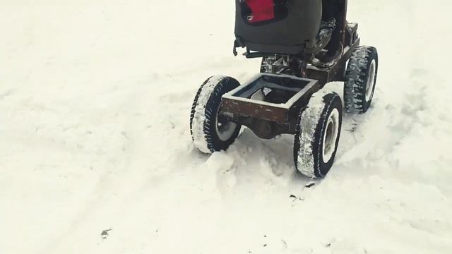 ПЕРВЙ ВЫЕЗД ТРАКТОРА, На лысой резине по сугробам!!!