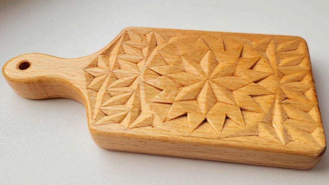 Доска декоративная из бука | простая геометрическая резьба
