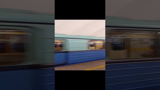 И снова ретро-поезд везёт грузовой вагон.mp4