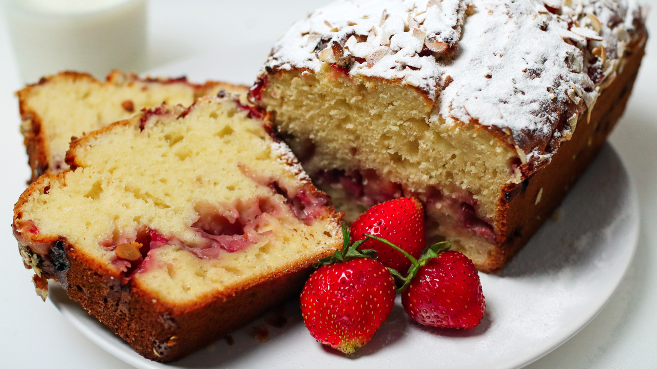 Клубничный кекс. Кекс с клубникой и йогуртом. Шарлотка с клубникой. Кекс с ягодами.