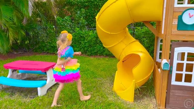 Настя и папа играют в прятки на улице