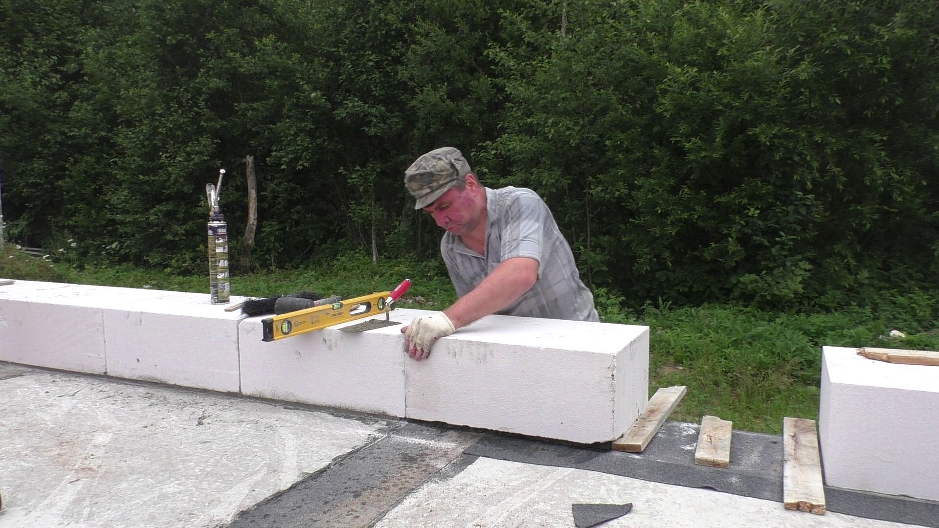 Моя стройка. Стены из газоблока. Установка блоков первого ряда..avi