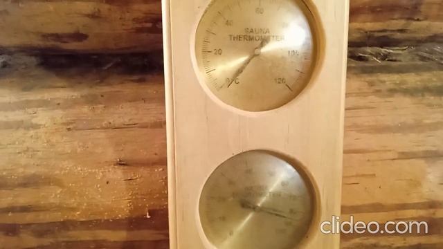 Убирали снег неделю назад. А вчера опять навалило.mp4