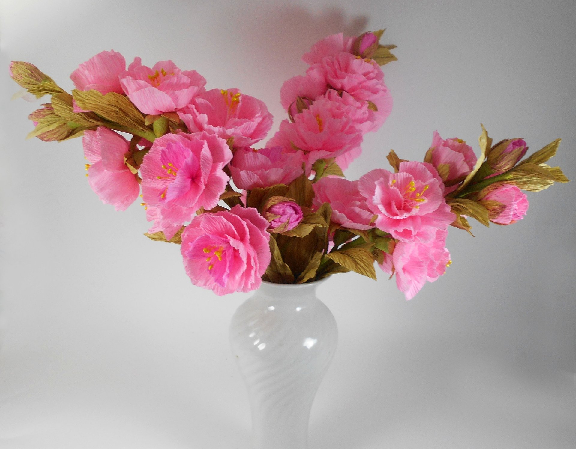 Ветка сакуры из гофрированной бумаги