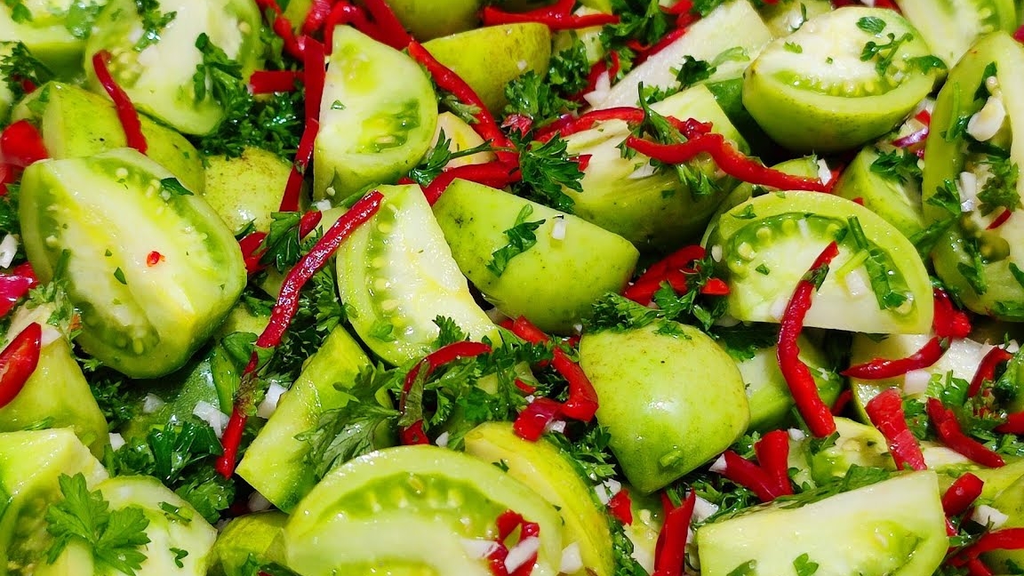 САЛАТ из ЗЕЛЕНЫХ ПОМИДОРОВ, можно и так поесть,  а можно и в БАНОЧКИ ЗАКРЫТЬ