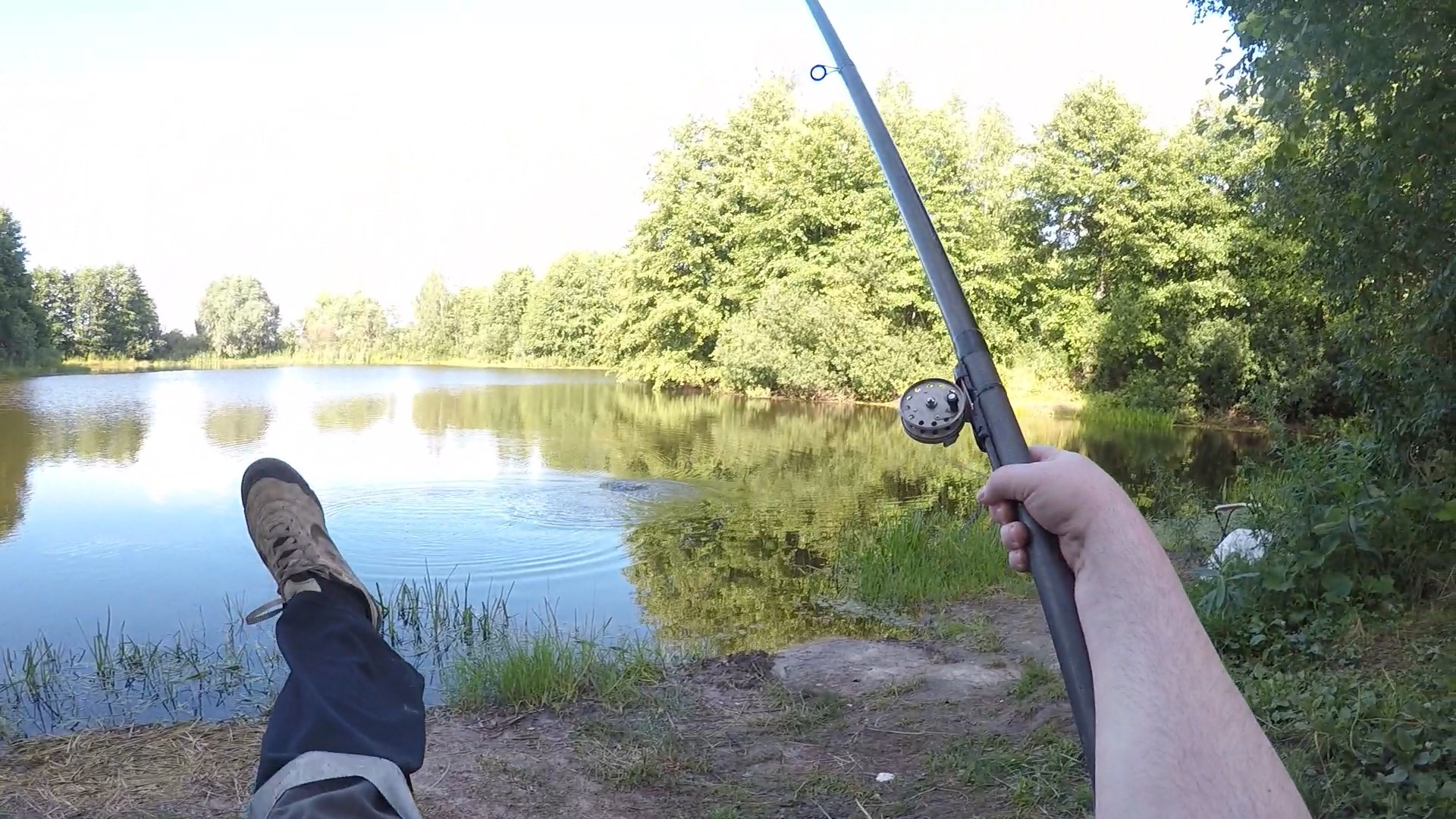 Красивое падение с удочкой и карасём на крючке.