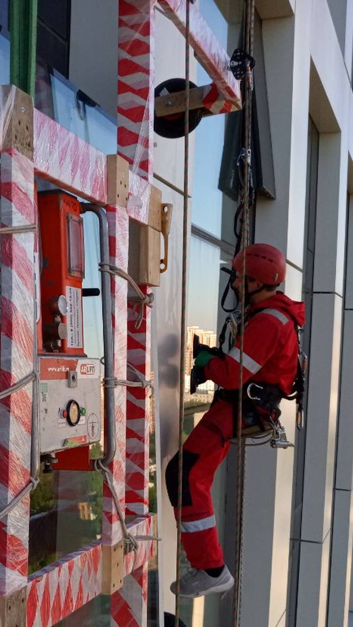 Самоходная платформа. Спуск стеклопакета на землю.