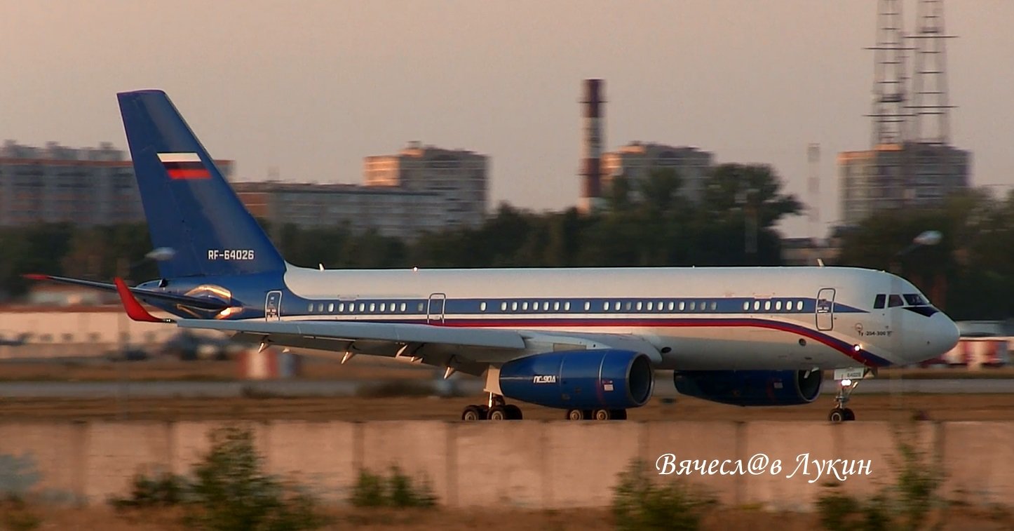 Вечерняя посадка Ту-204-300 RF-64026