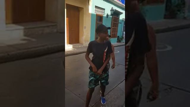 Мексиканские подростки читают рэп на улице