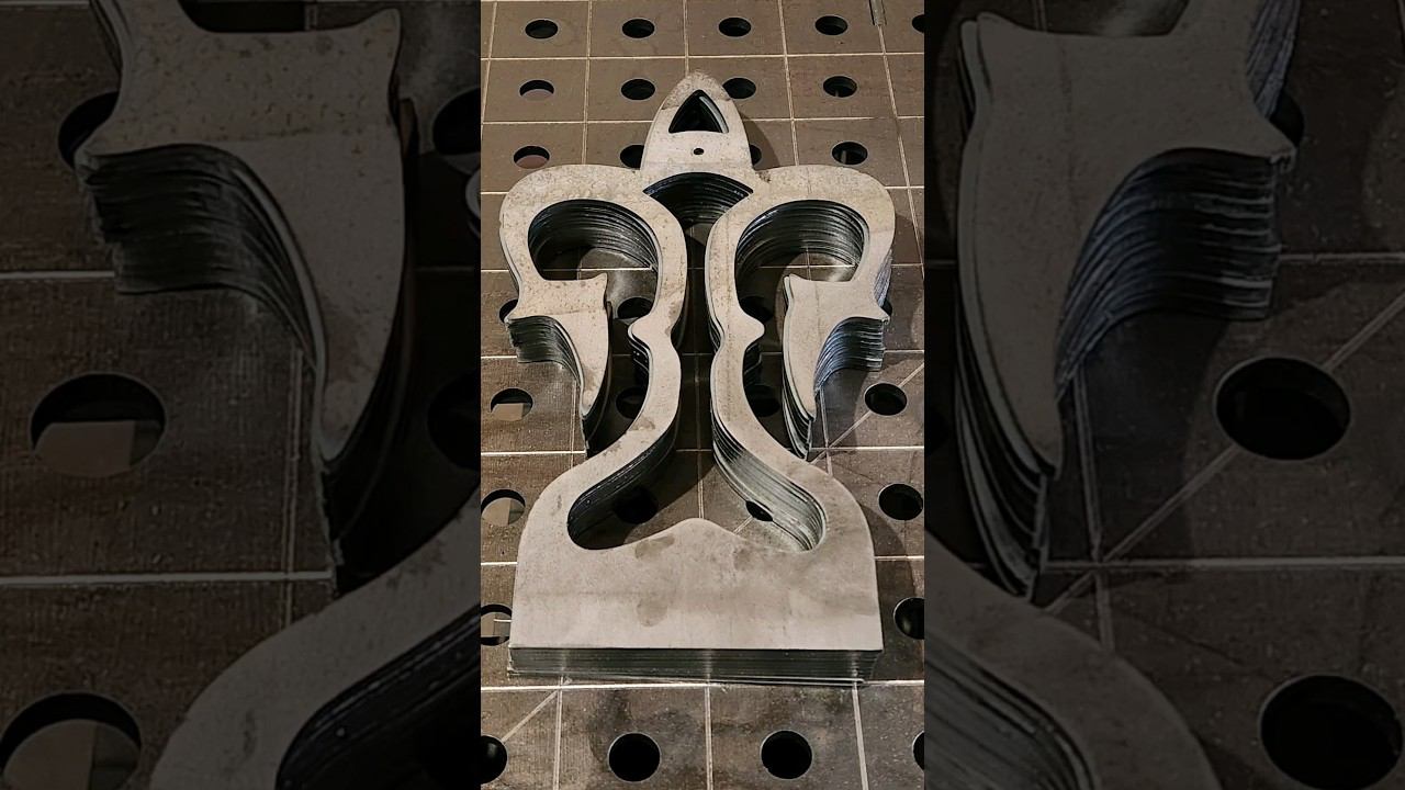 Украшение для ворот. Имитация резных петель.