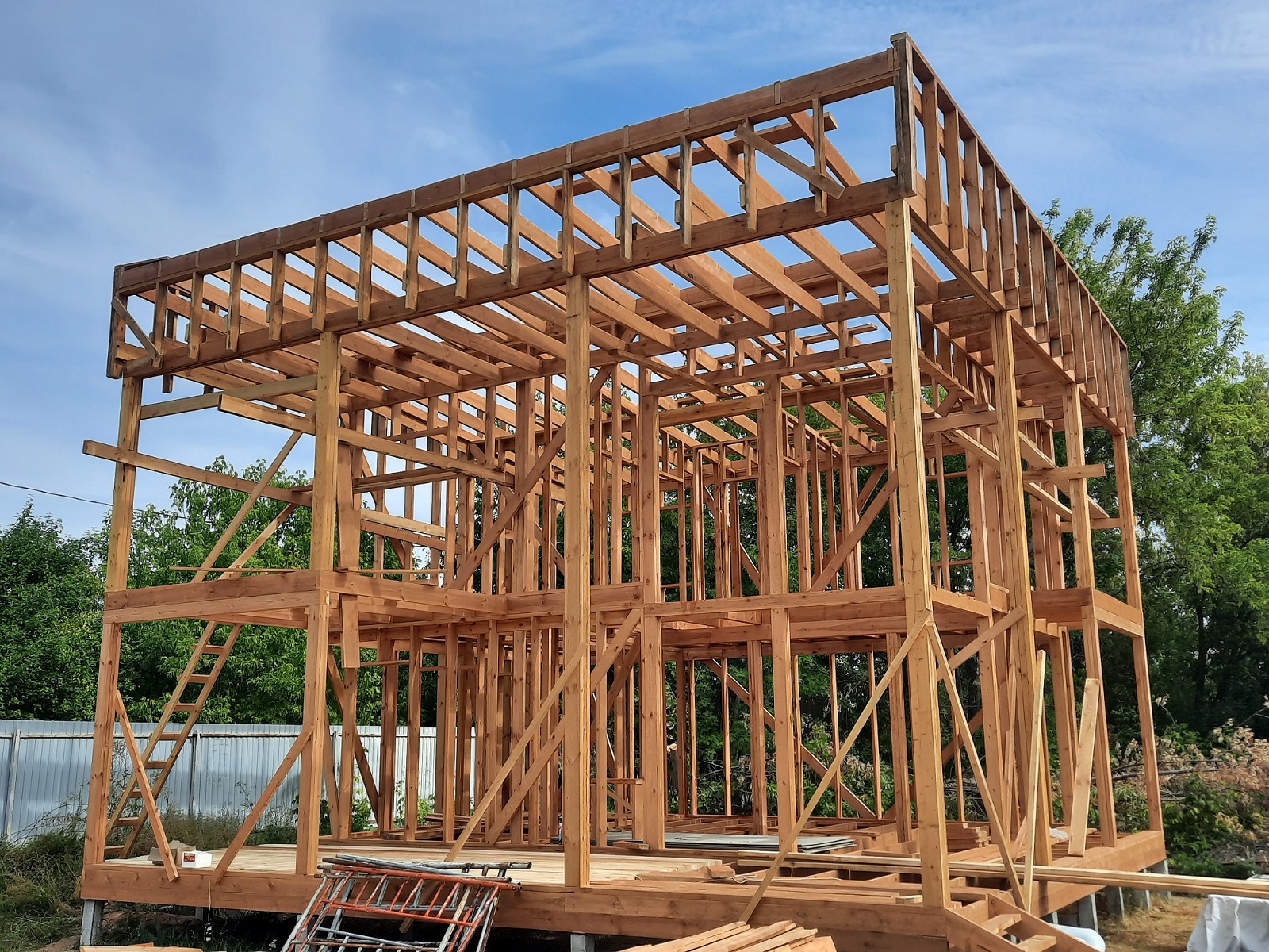 Монтаж свай и каркаса дома 118 кв.м. в п.Подгоры.