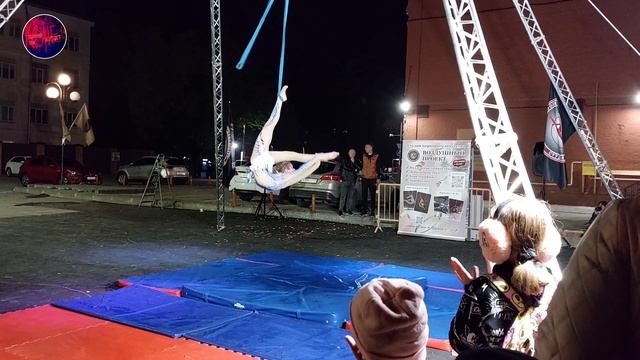 Расправь крылья. Выступление воздушных гимнастов.