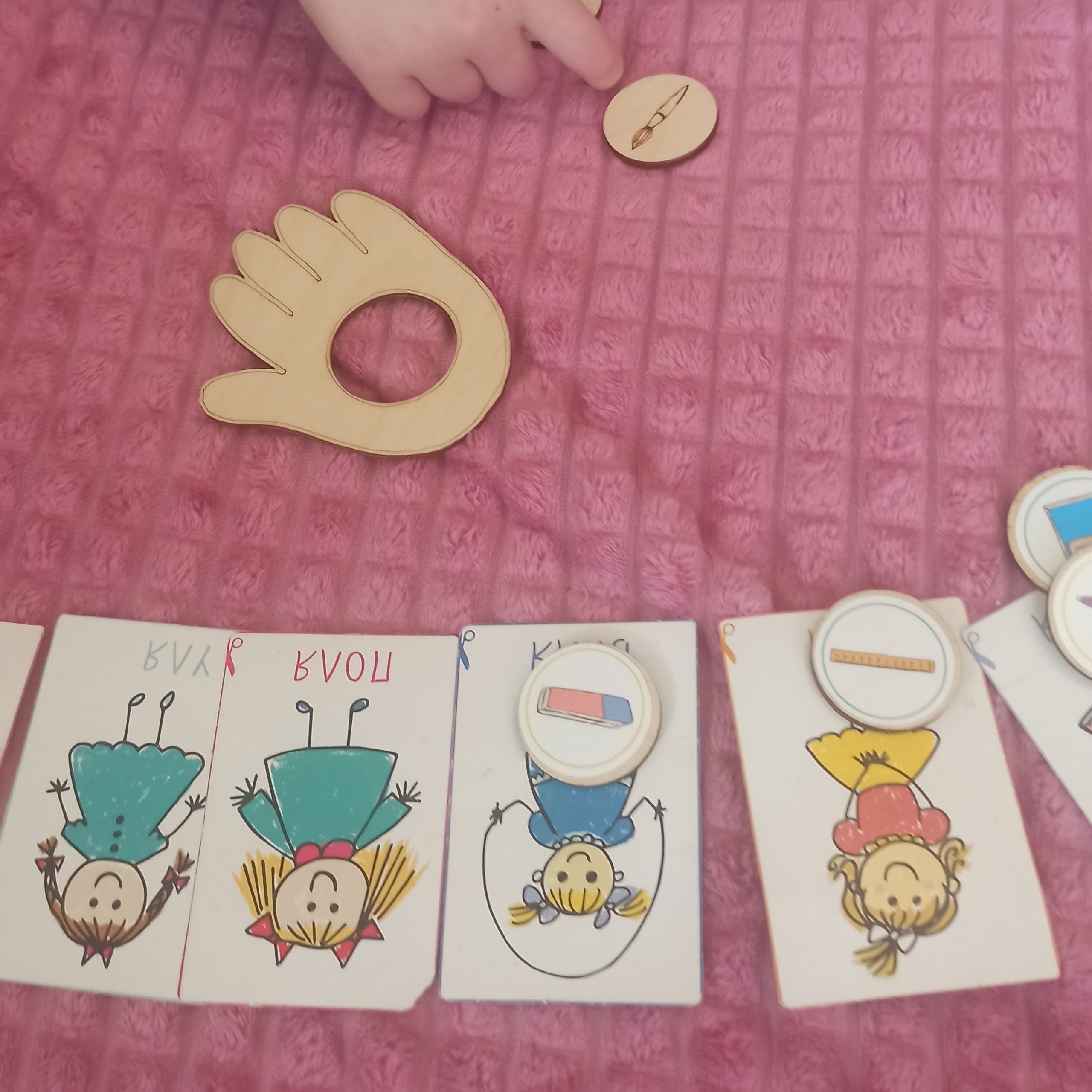 Фразовая речь, грамматика и звукопроизношение с пособиями "Первоклассные слова",фишками и наклейками