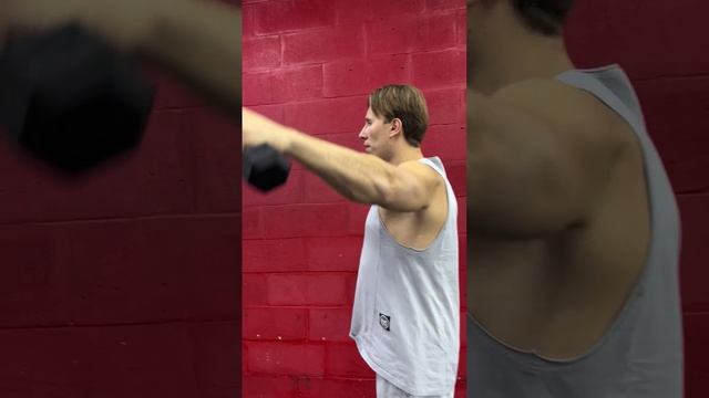 Отведение гантелей стоя