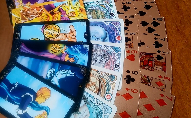 Кто в дороге, что на пороге: гадание без срока