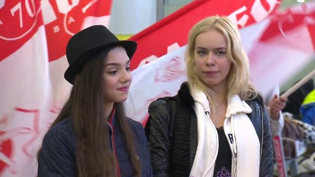 Торжественная встреча Евгении Медведевой и Анны Погорилой в аэропорту Шереметьево