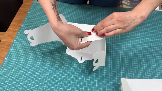 Коробка белая с ручкой