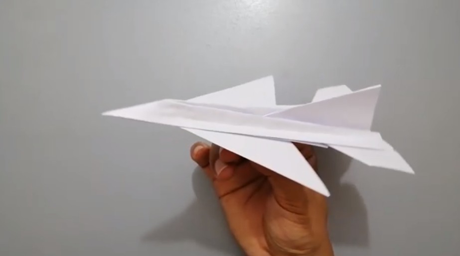 Как сделать Классный бумажный самолетик. Оригами самолетик истребитель