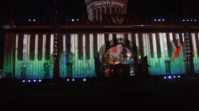 Красота России на стене павильона "Украина"