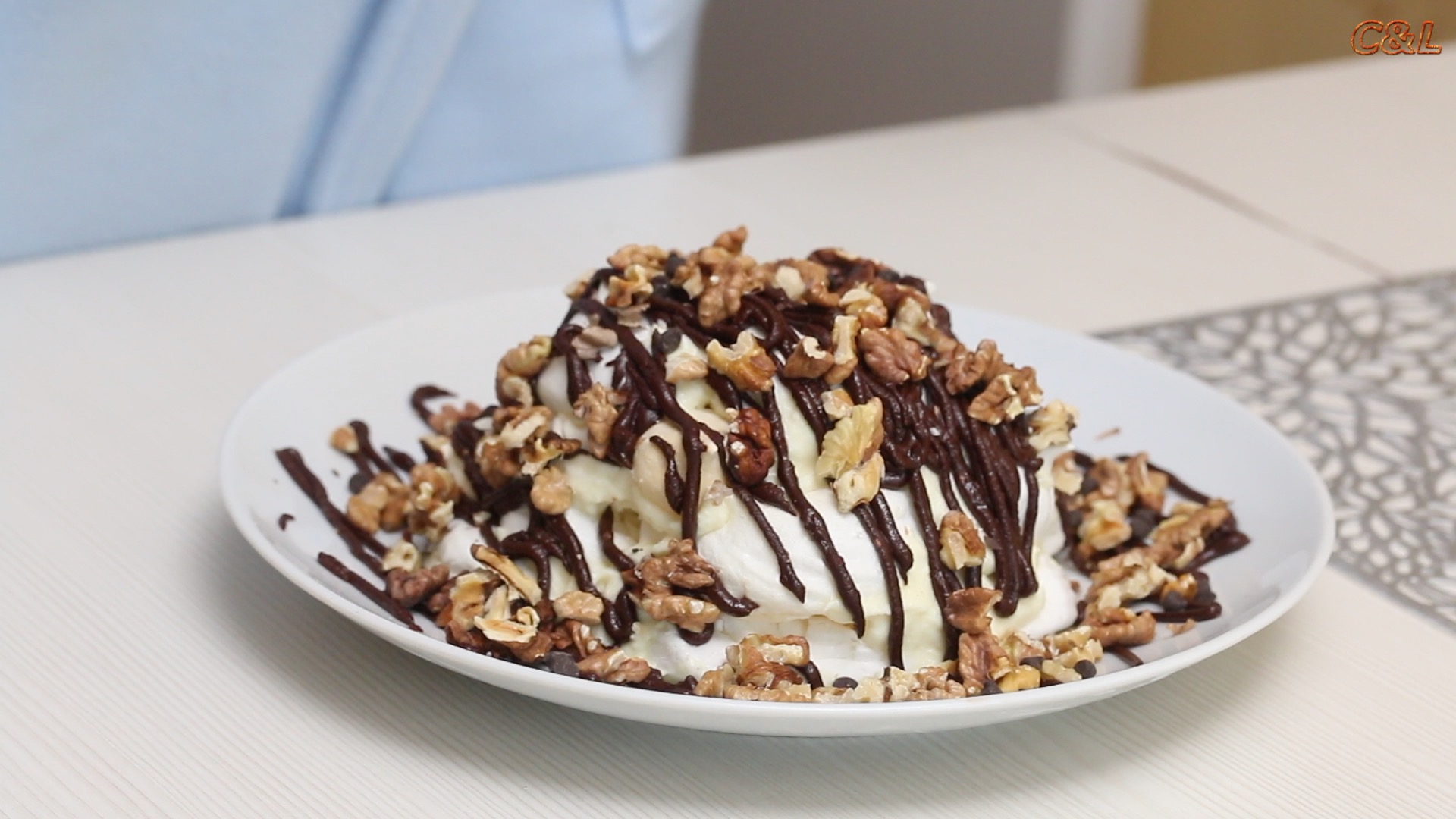 Торт Графские развалины из безе, шоколада и грецких орехов