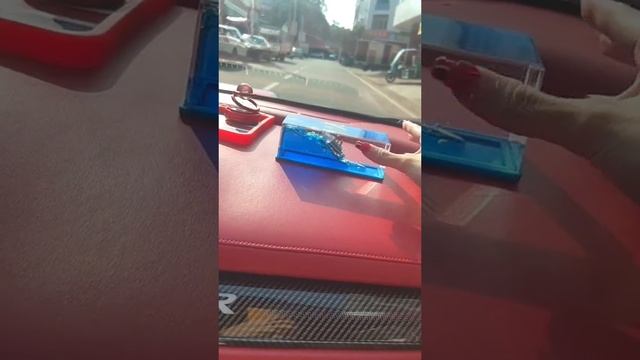 Круизный лайнер в виде флакона с жидкостью.