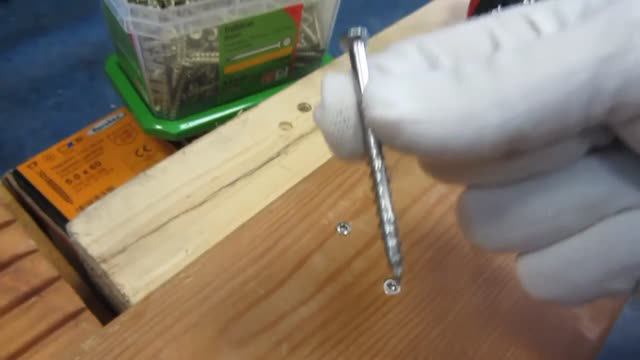 Демонстрация самореза для фасадов и террас Terra-Drill