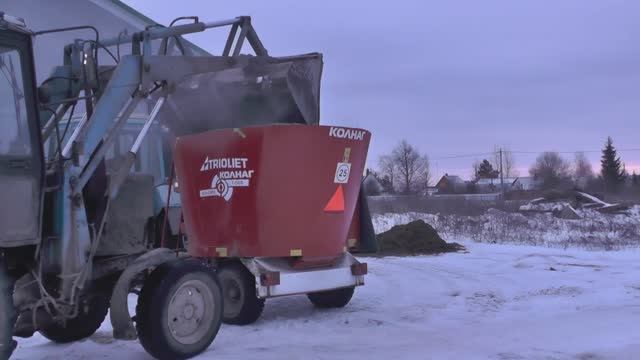 Смеситель-кормораздатчик TRIOLIET SOLOMIX 1 5 ZK.mp4