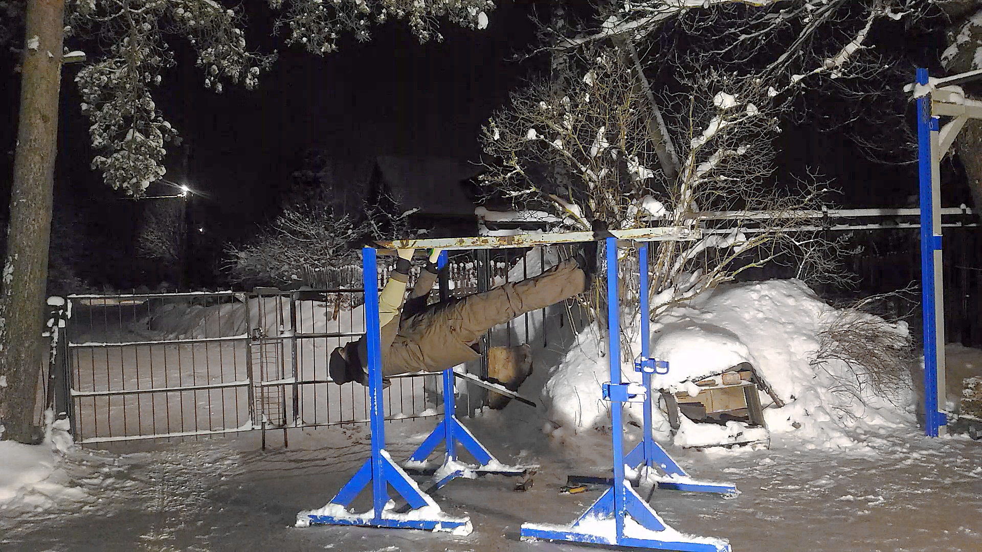 Австралийские подтягивания к поясу. Ноги на уровне кистей