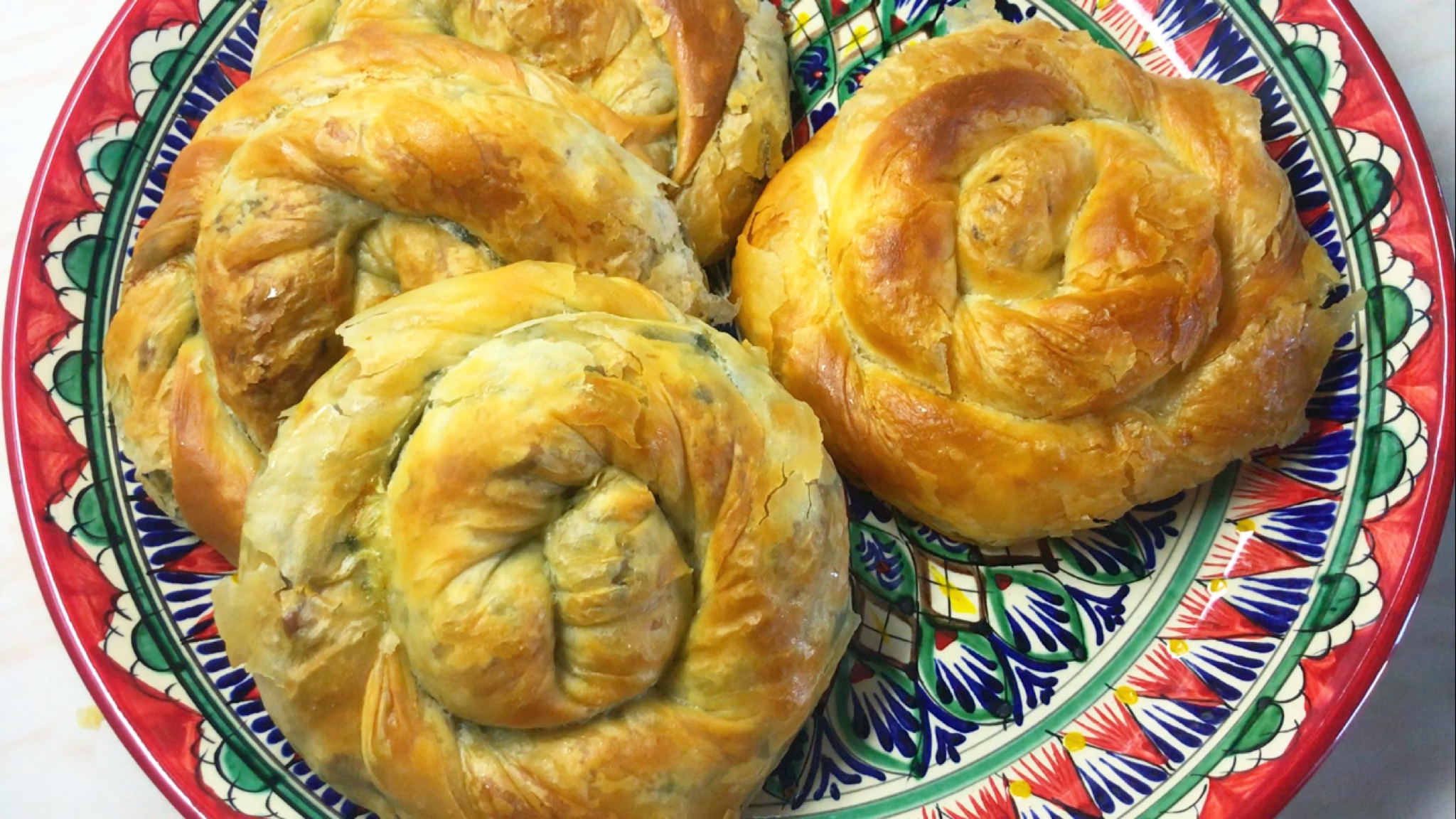 Молдавские вертуты из вытяжного теста. Начинка из творога и лук с яйцом.