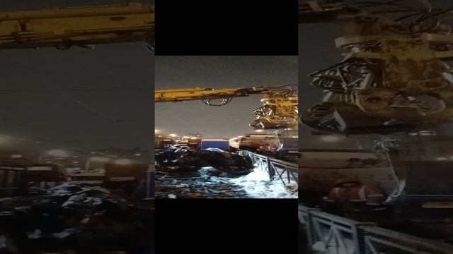 Водитель экскаватора решил перехватить деталь для дальнейшего перемещения.mp4