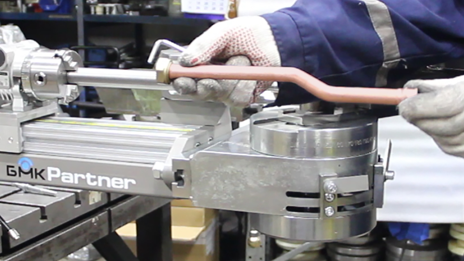 Ручной дорновый трубогиб. Пространственная гибка медной трубы с гайкой на 90 и на 45 градусов.