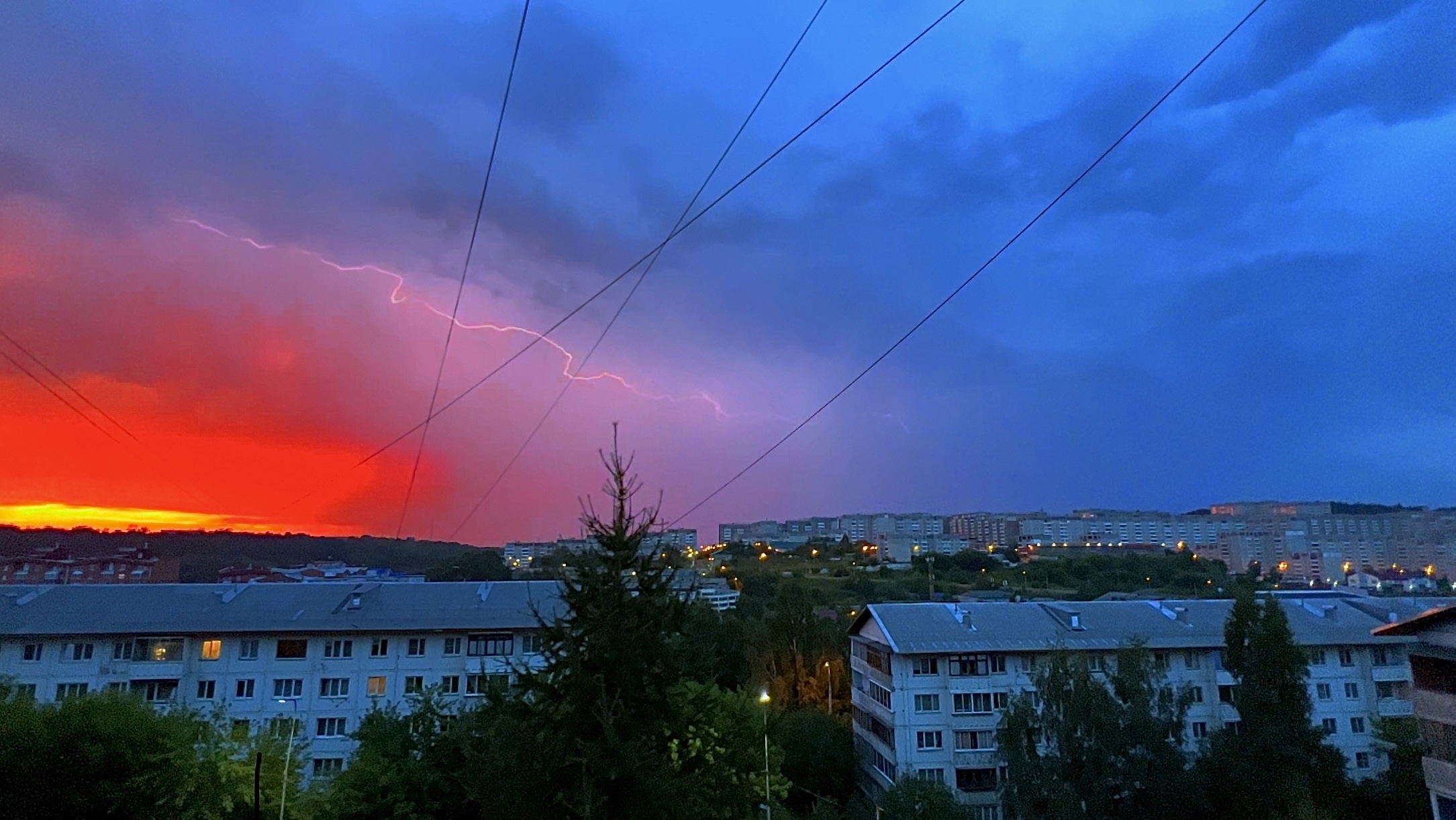 Красивый грозовой рассвет в Иркутске. 13.08.2023