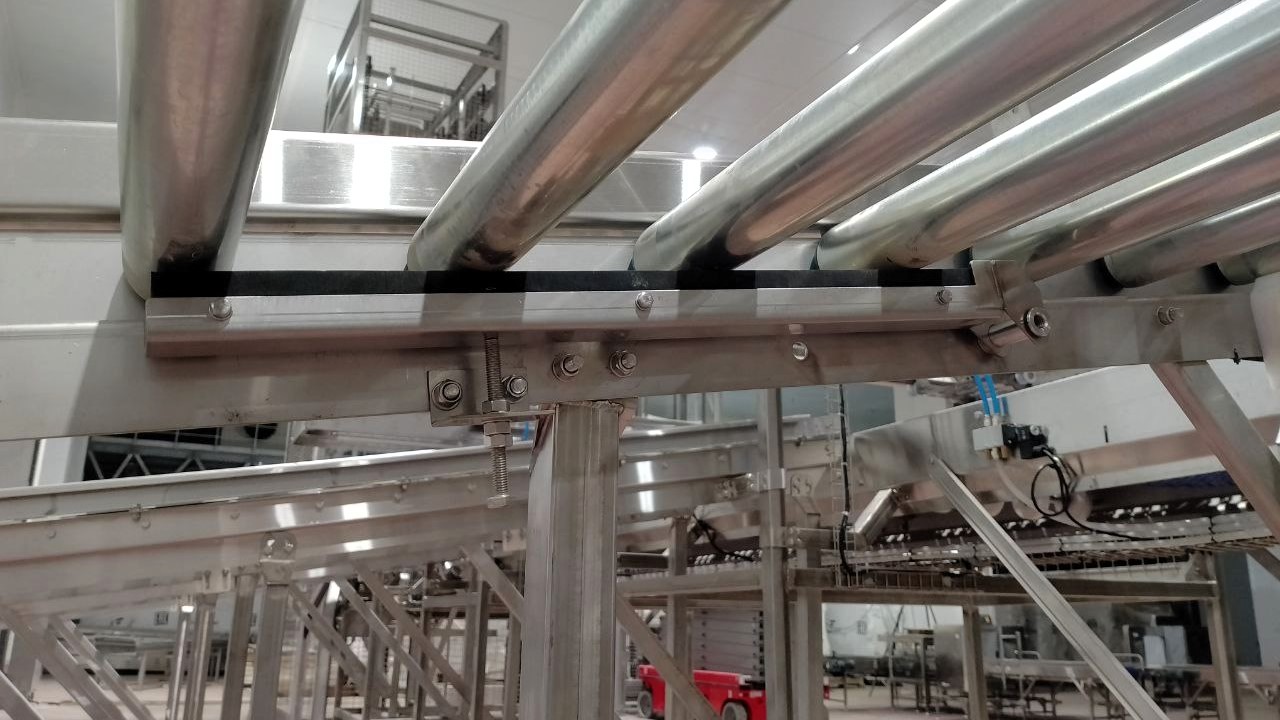 Замедлитель на наклонном гравитационном рольганге